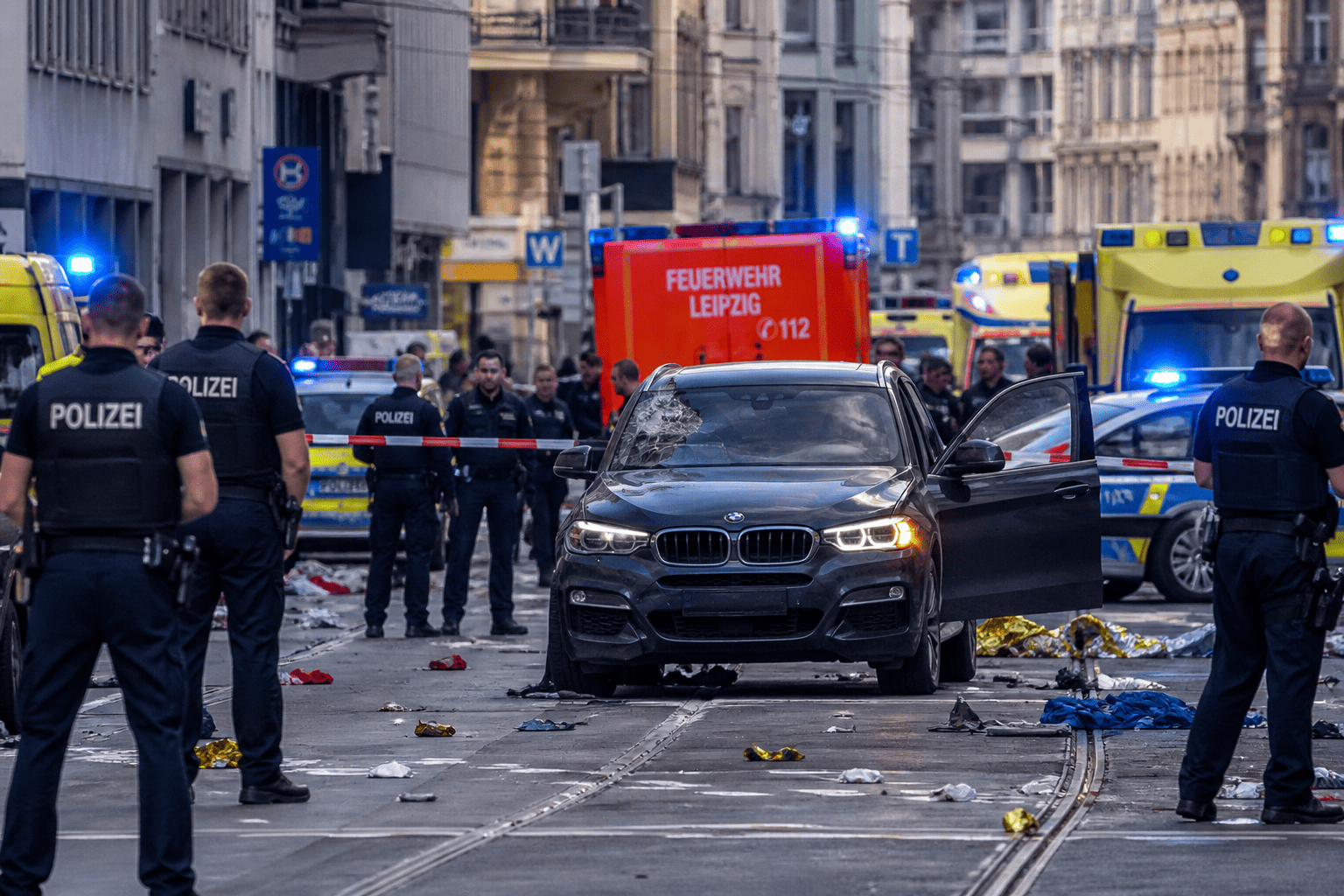 🚨 Auto wjechało w tłum w Lipsku. Są ranni i możliwe ofiary śmiertelne ...